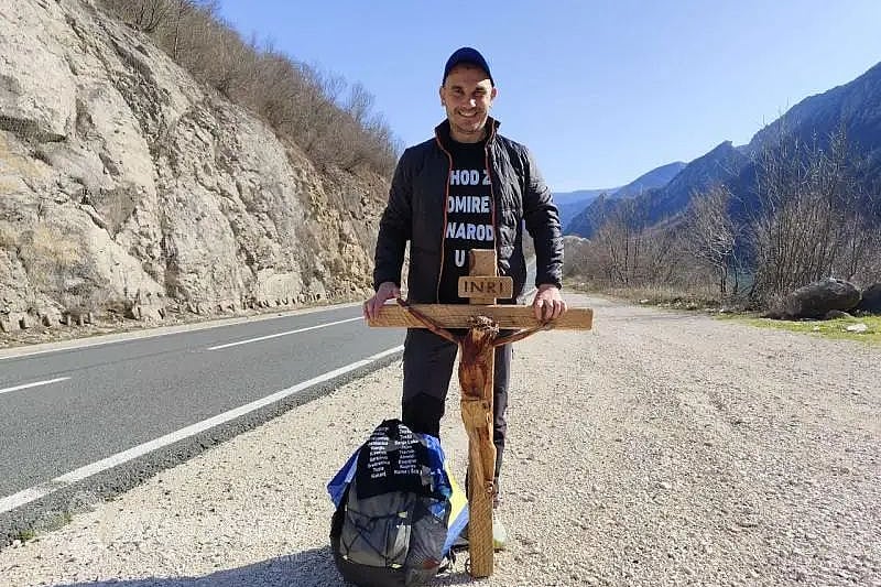 Josip iz Ljubuškog s križem na leđima pješači 1.000 km kroz BiH: Hoda ...